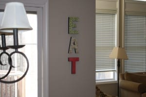 DIY EAT Sign for Kitchen - Modern Day Moms